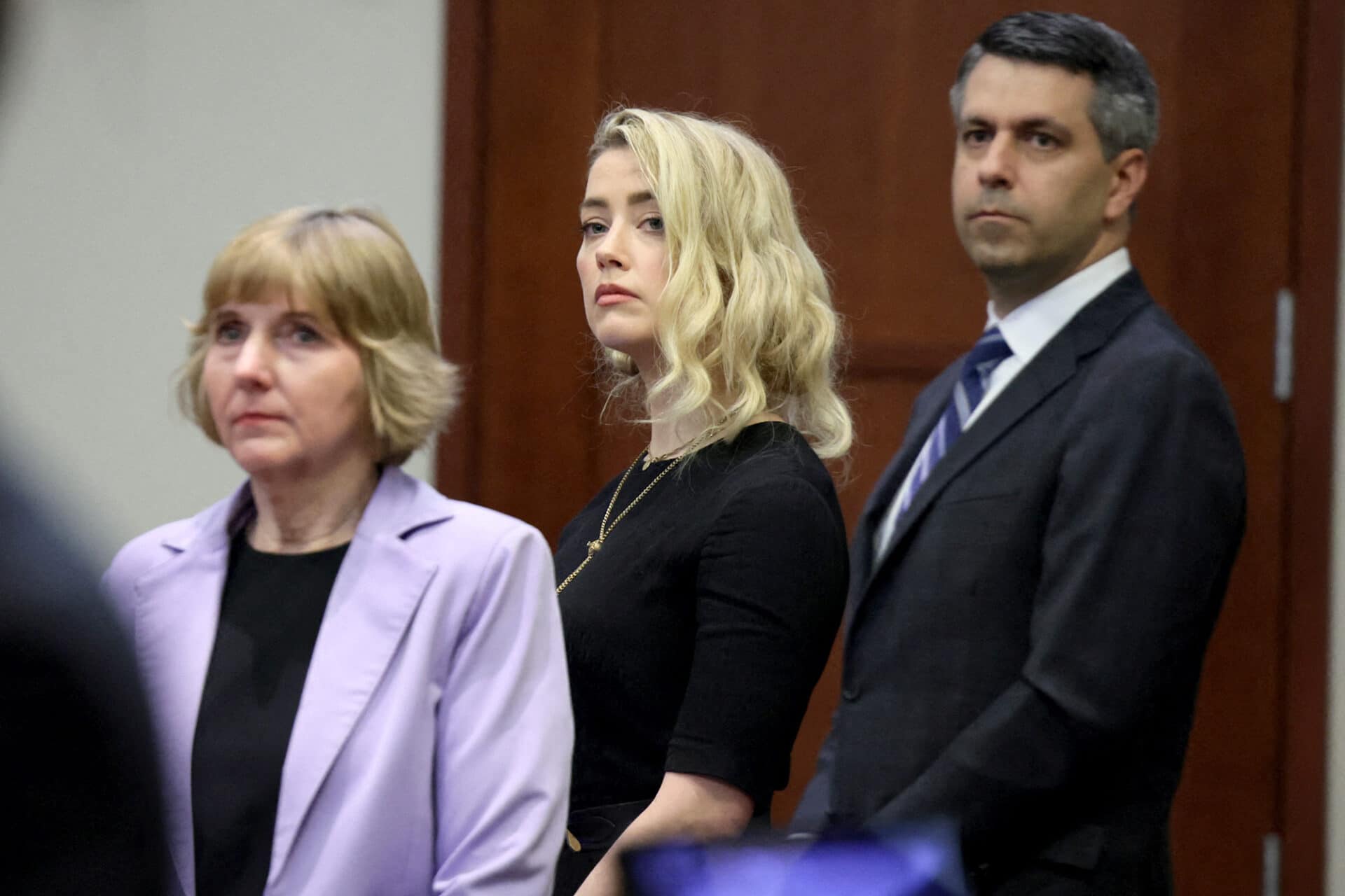 Justiça decide a favor de Johnny Depp em processo contra Amber Heard ...